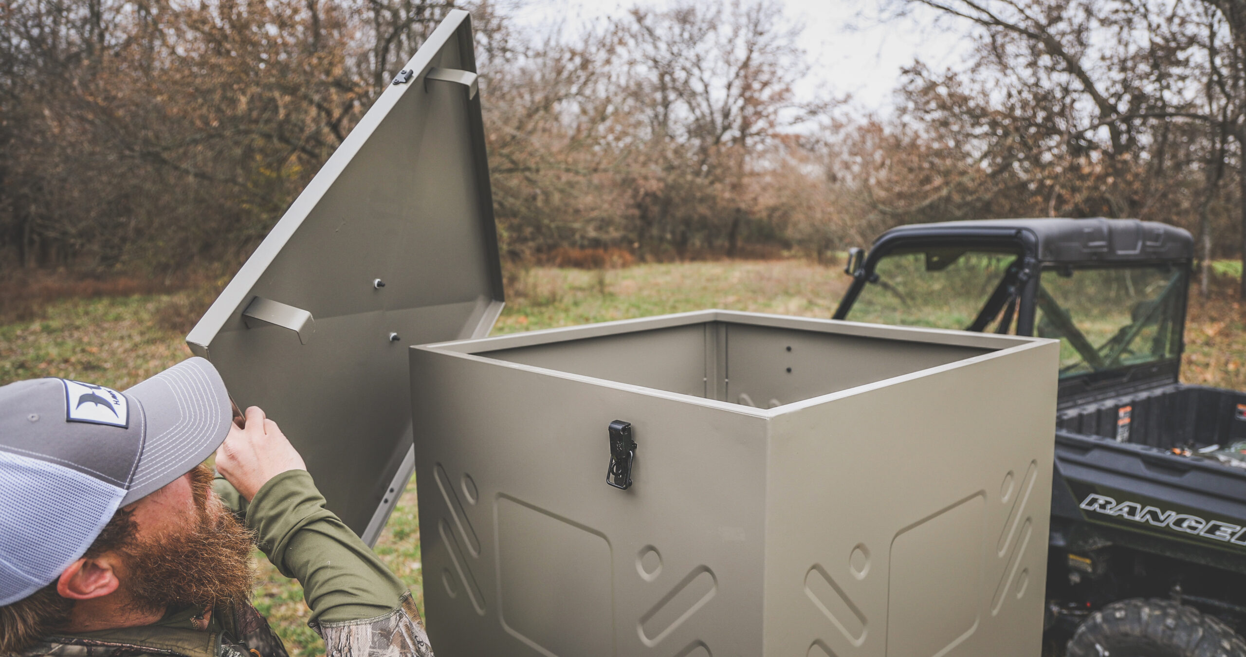 600lb FILL SLED FEEDER W/ DIVERTER PLATE & SOLAR PANEL - Boss Buck